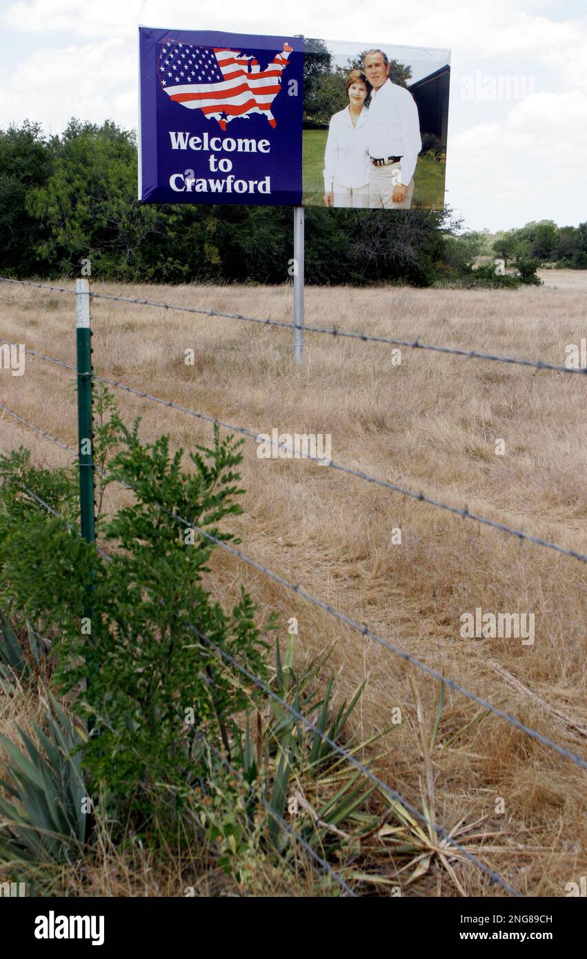 A sign featuring President Bush and first lady Laura Bush welcome ...