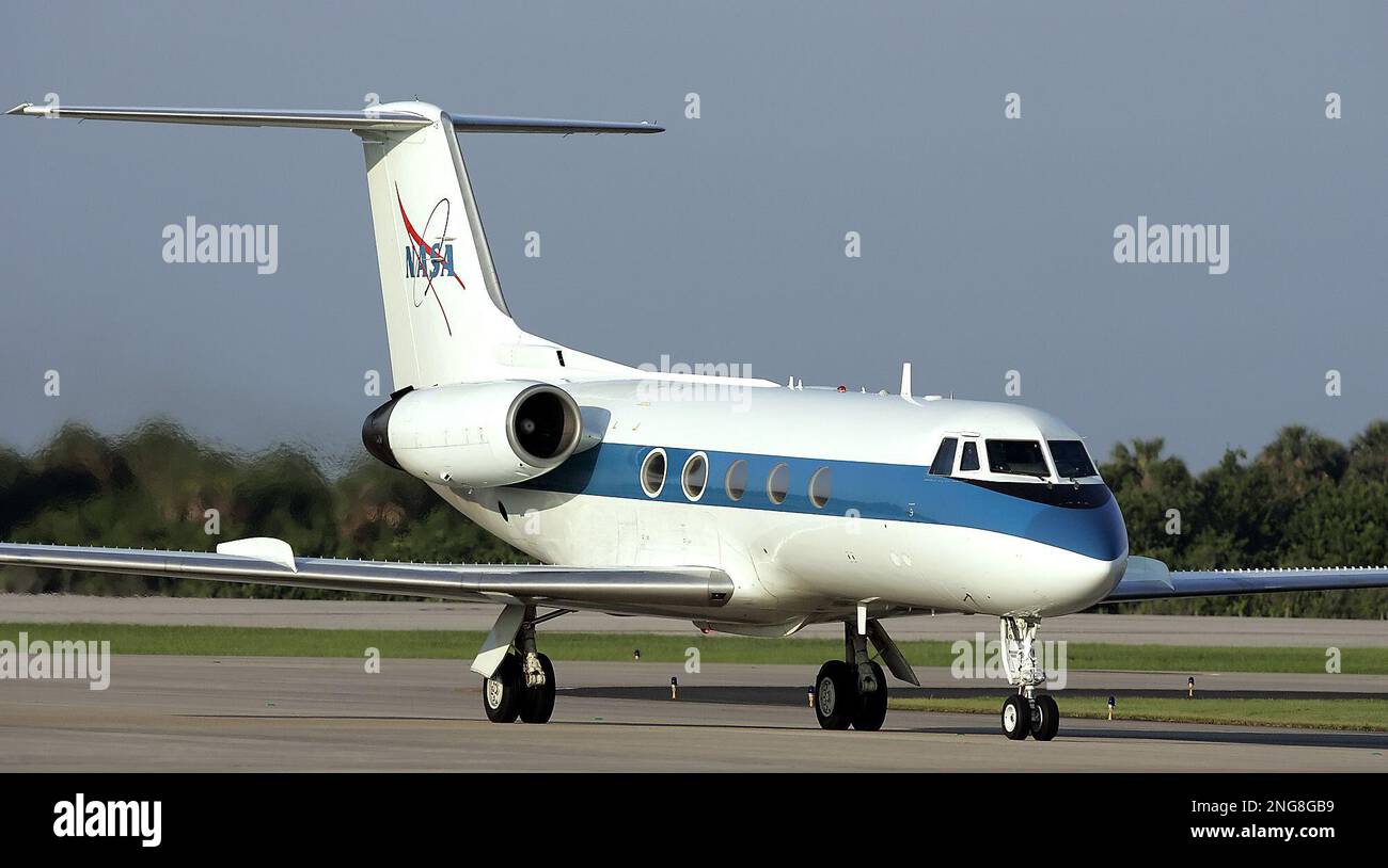 NASA's shuttle training aircraft, a modified Gulfstream II, piloted by ...
