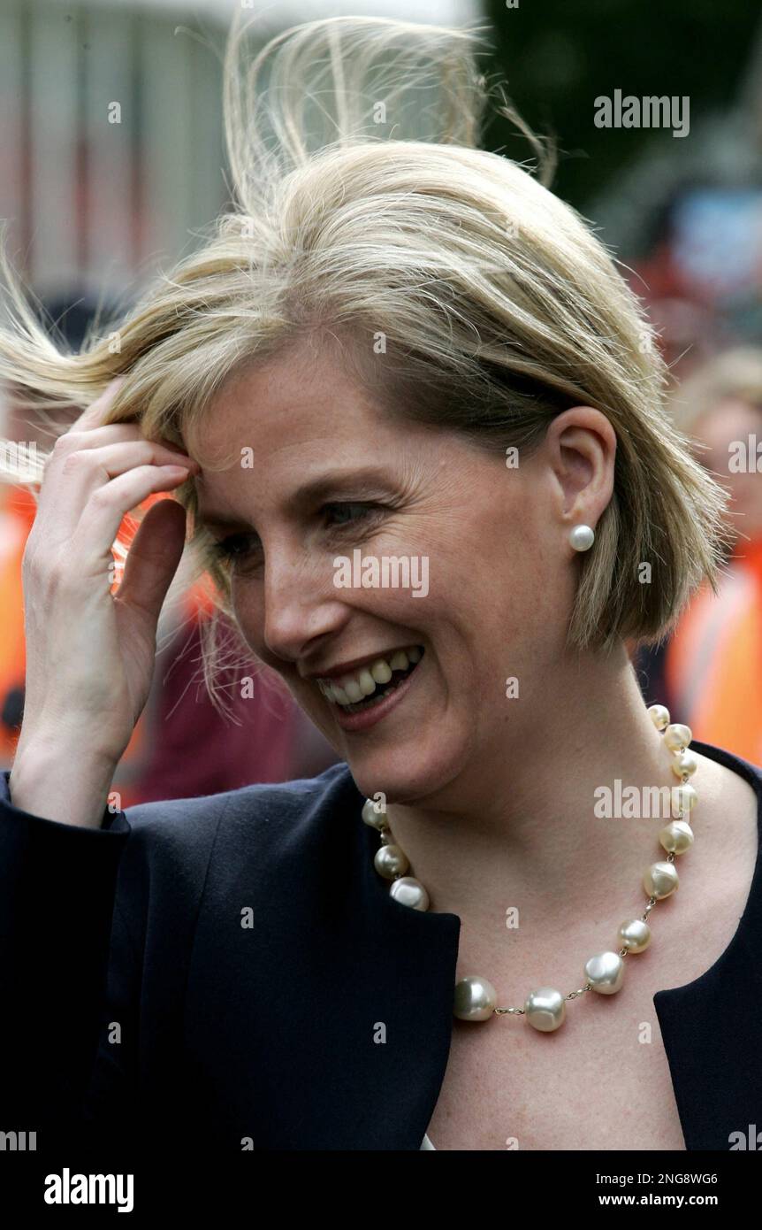 The Countess of Wessex braves blustery conditions at the annual Chelsea ...