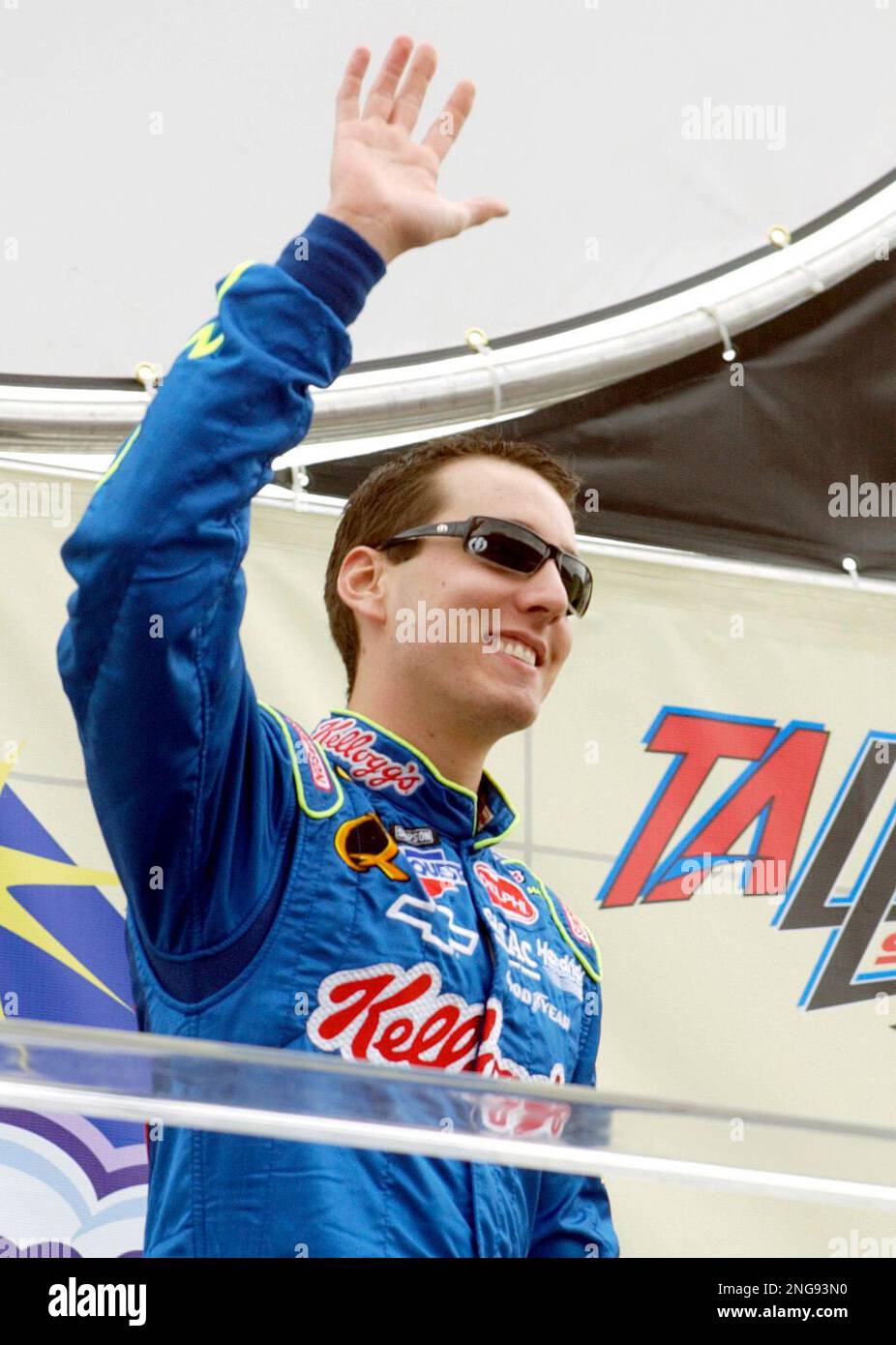 ** HOLD FOR RELEASE ** Driver Kyle Busch waves to the crowd after being ...