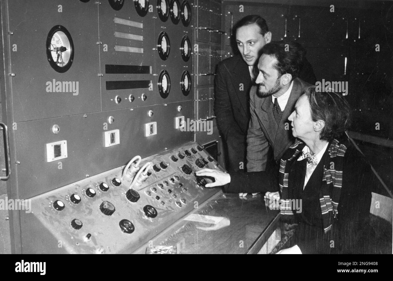 PRESS VISITS FRENCH NUCLEAR PLANT ZOE: AP photo shows from left to ...