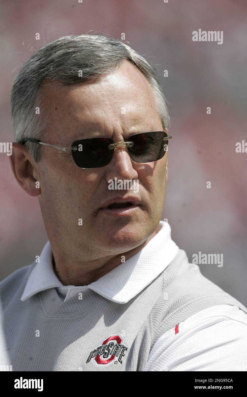 Ohio State coach Jim Tressel talks to players Saturday, April 22, 2006 ...