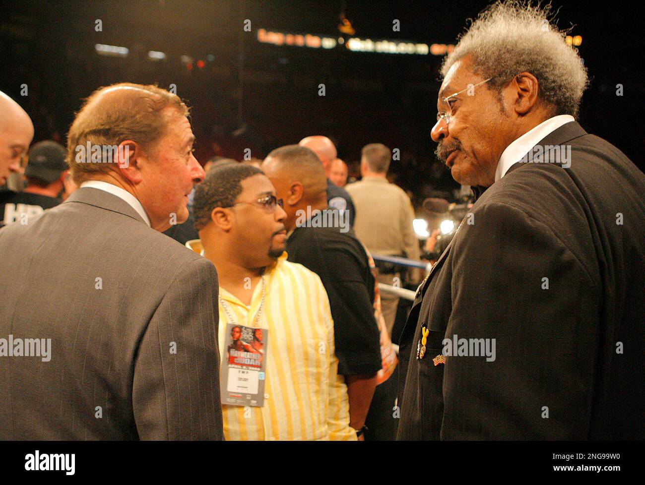 Boxing pormoters Bob Arum, left, and Don King, right, chat after the ...
