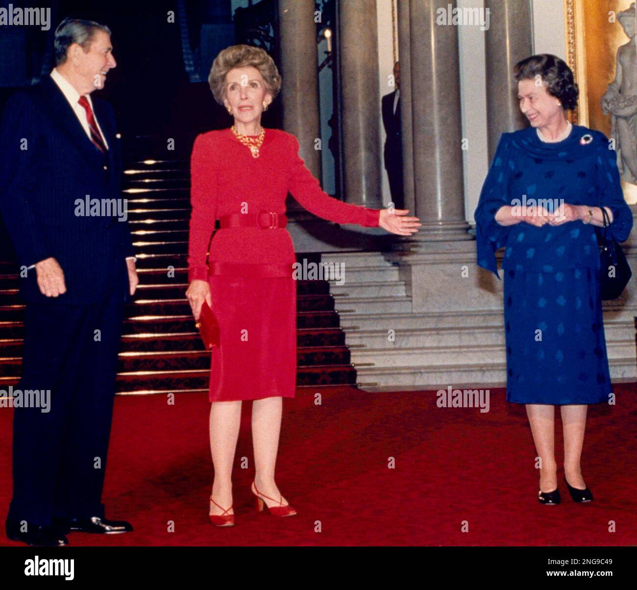 Queen Elizabeth II, right, joins U.S. President Ronald Reagan, left ...