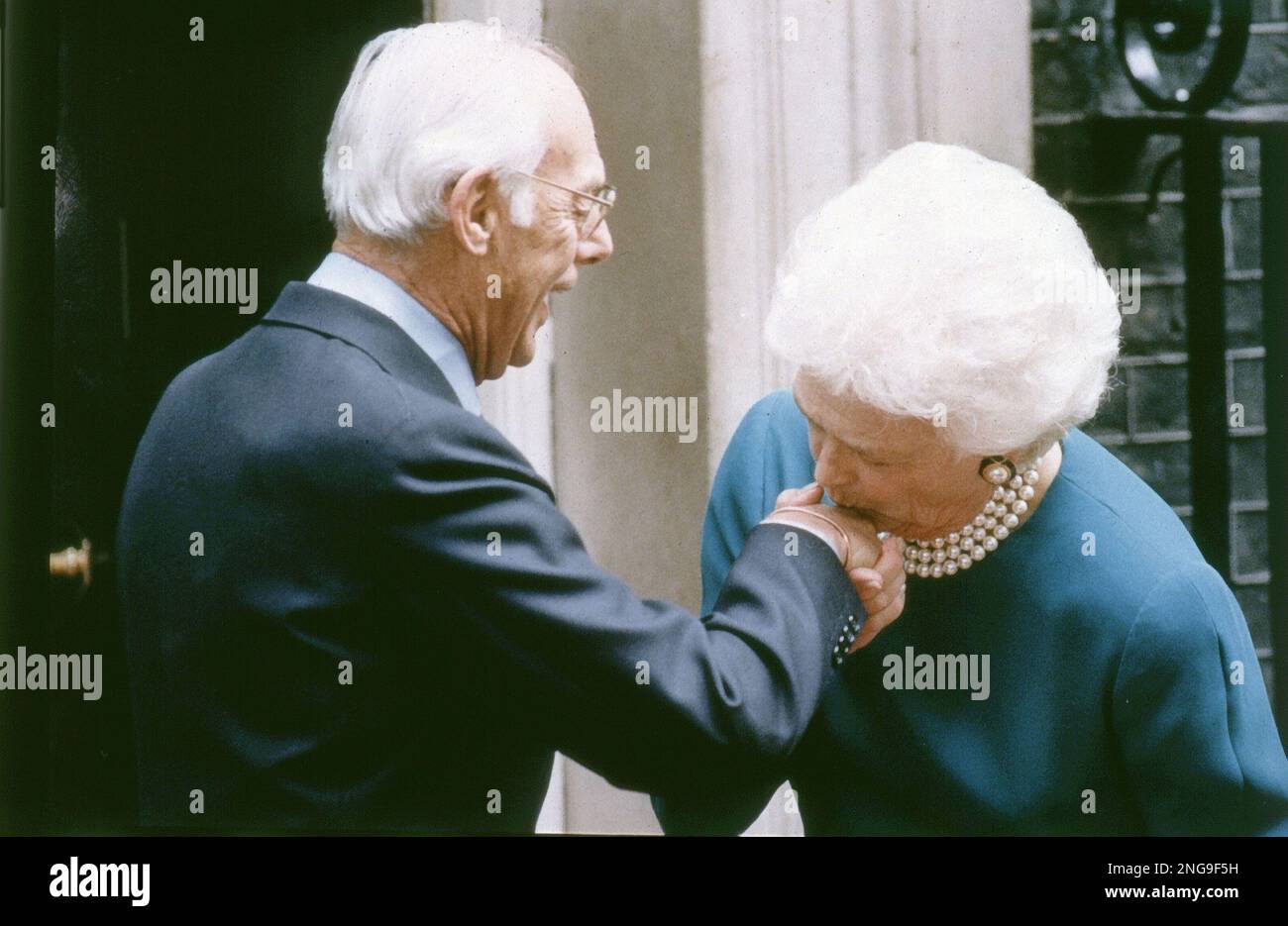 America's first lady Barbara Bush kisses the hand of Denis Thatcher ...