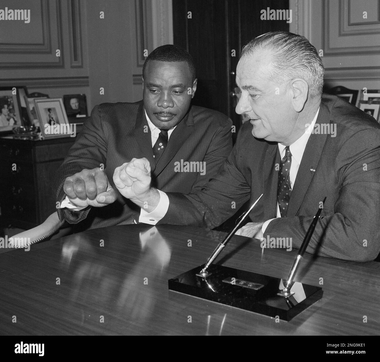 Heavyweight boxing champion Sonny Liston and Vice President Lyndon ...