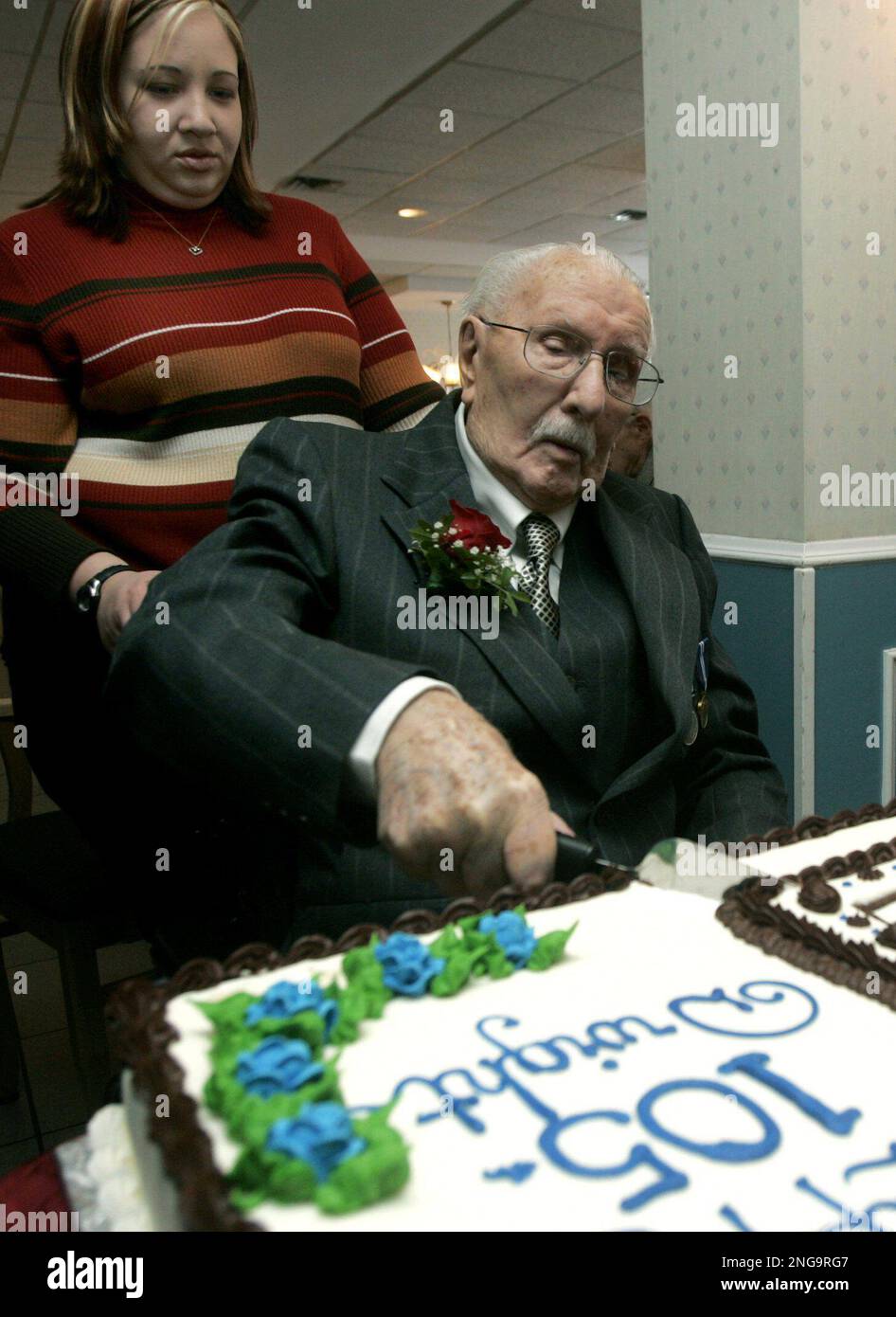 First World War veteran Dwight Wilson cuts his 105 birthday cake ...