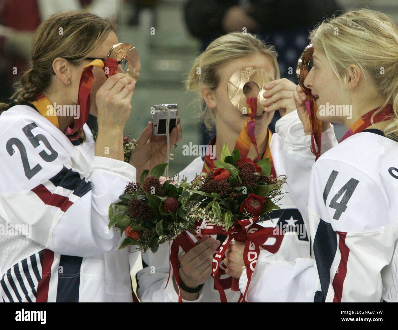 The United States' Tricia Dunn-Luoma, left, Natalie Darwitz, center ...