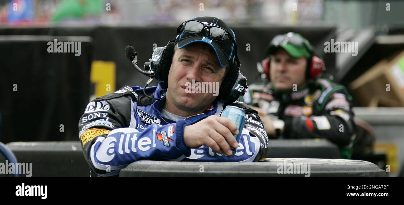 NASCAR pit crew tire men Winky Donaldson, left, of the Alltel Dodge ...