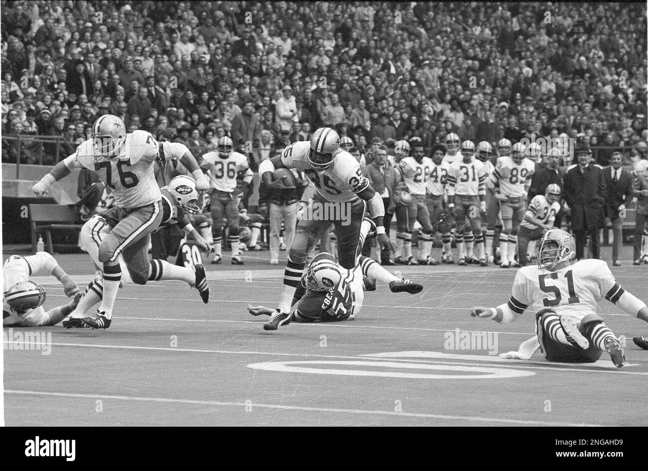 Calvin Hill (35) Dallas Cowboys running back, demonstrates his ability ...