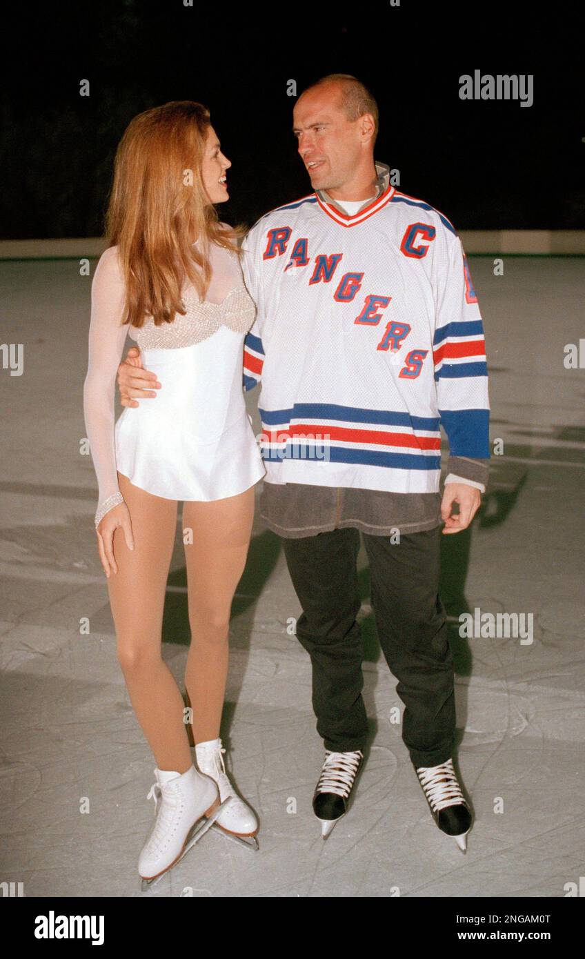 New York Rangers Captain Mark Messier poses with supermodel Cindy ...