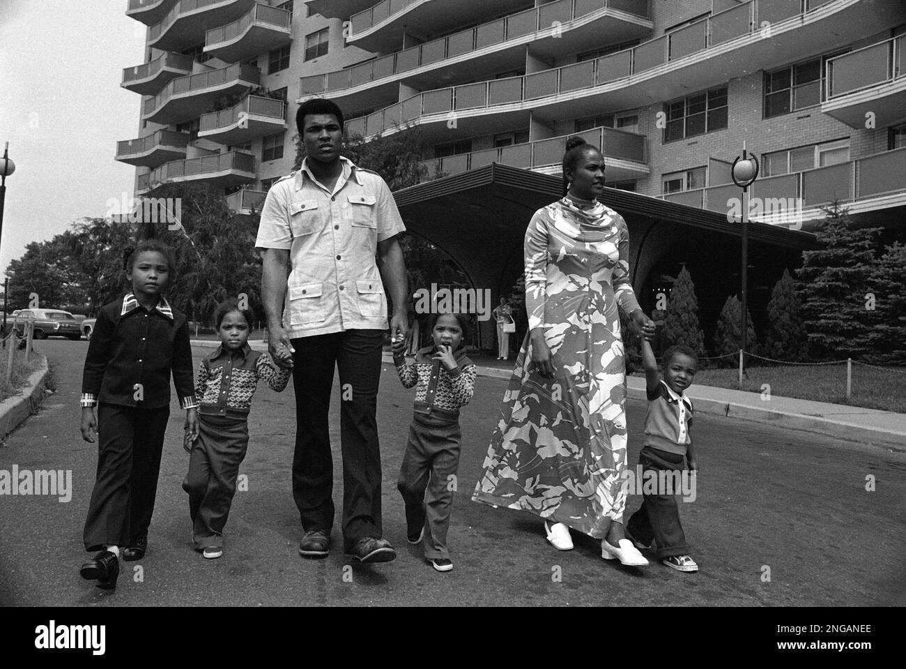 Former heavyweight boxing champion Muhammad Ali and his family walk in ...