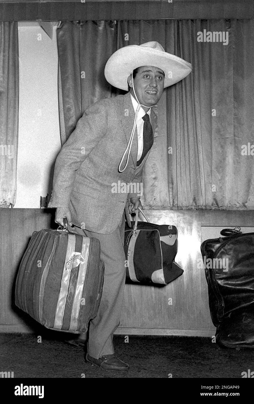Italian screen comedian Alberto Sordi walks towards his cabin on board ...