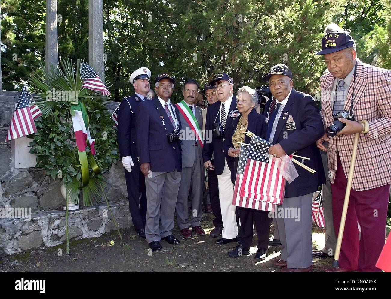 Arlene Fox, widow of Lt. John Fox, Umberto Sereni, mayor of the Tuscan ...