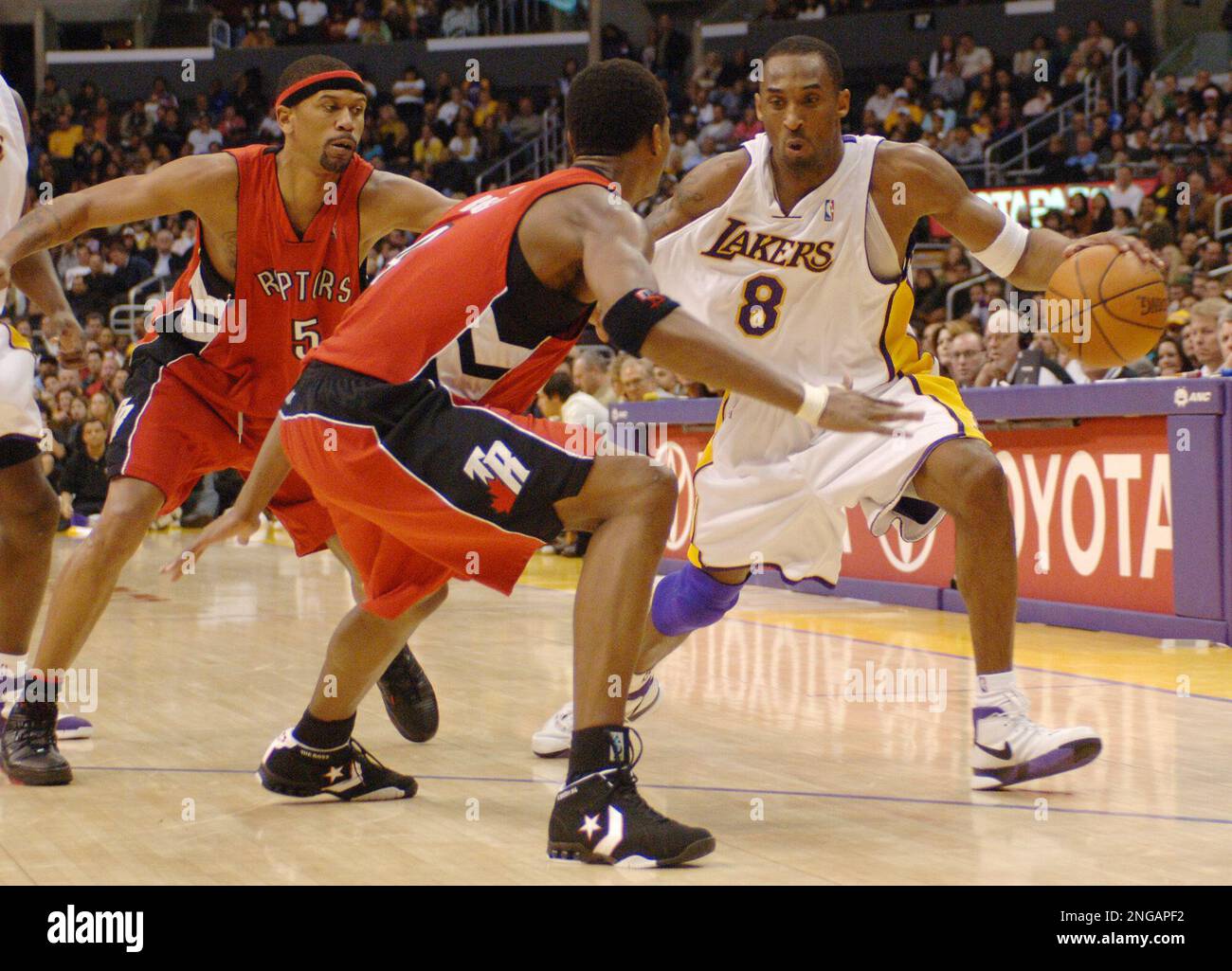 Los Angeles Lakers Kobe Bryant (8) drive past Toronto Raptors' Jalen ...
