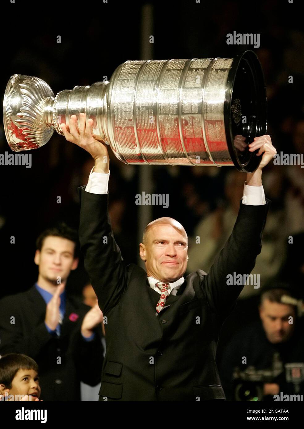 Former New York Rangers captain Mark Messier holds up the Stanley Cup ...
