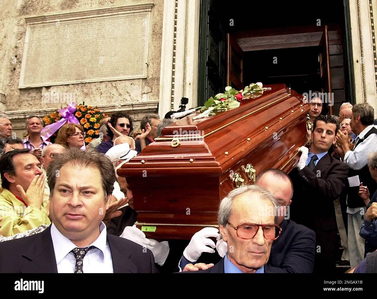 The coffin of Italian singer Carosone is carried away today in Rome ...