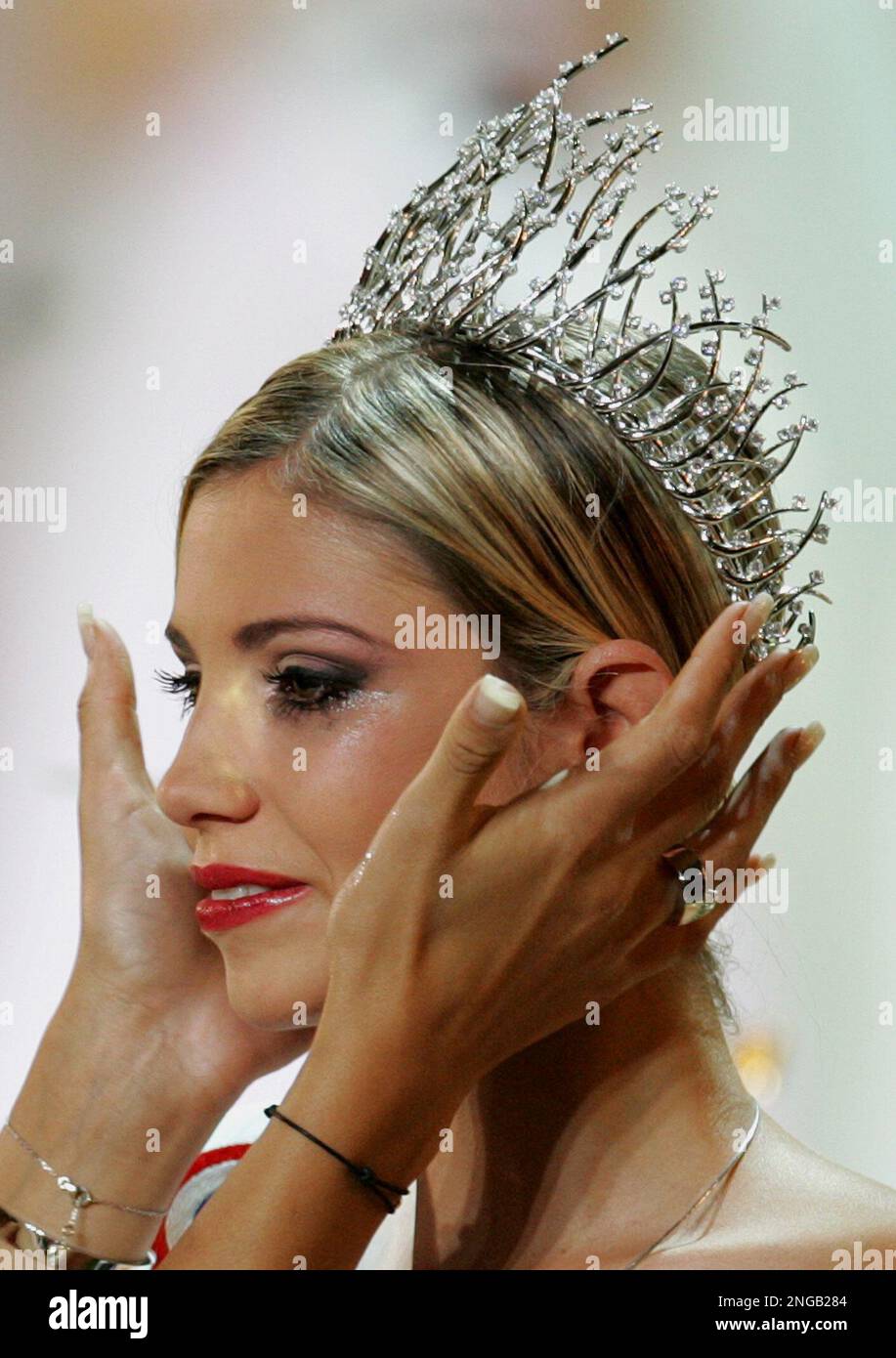 Miss Languedoc Alexandra Rosenfeld, is crowned Miss France 2006, in ...