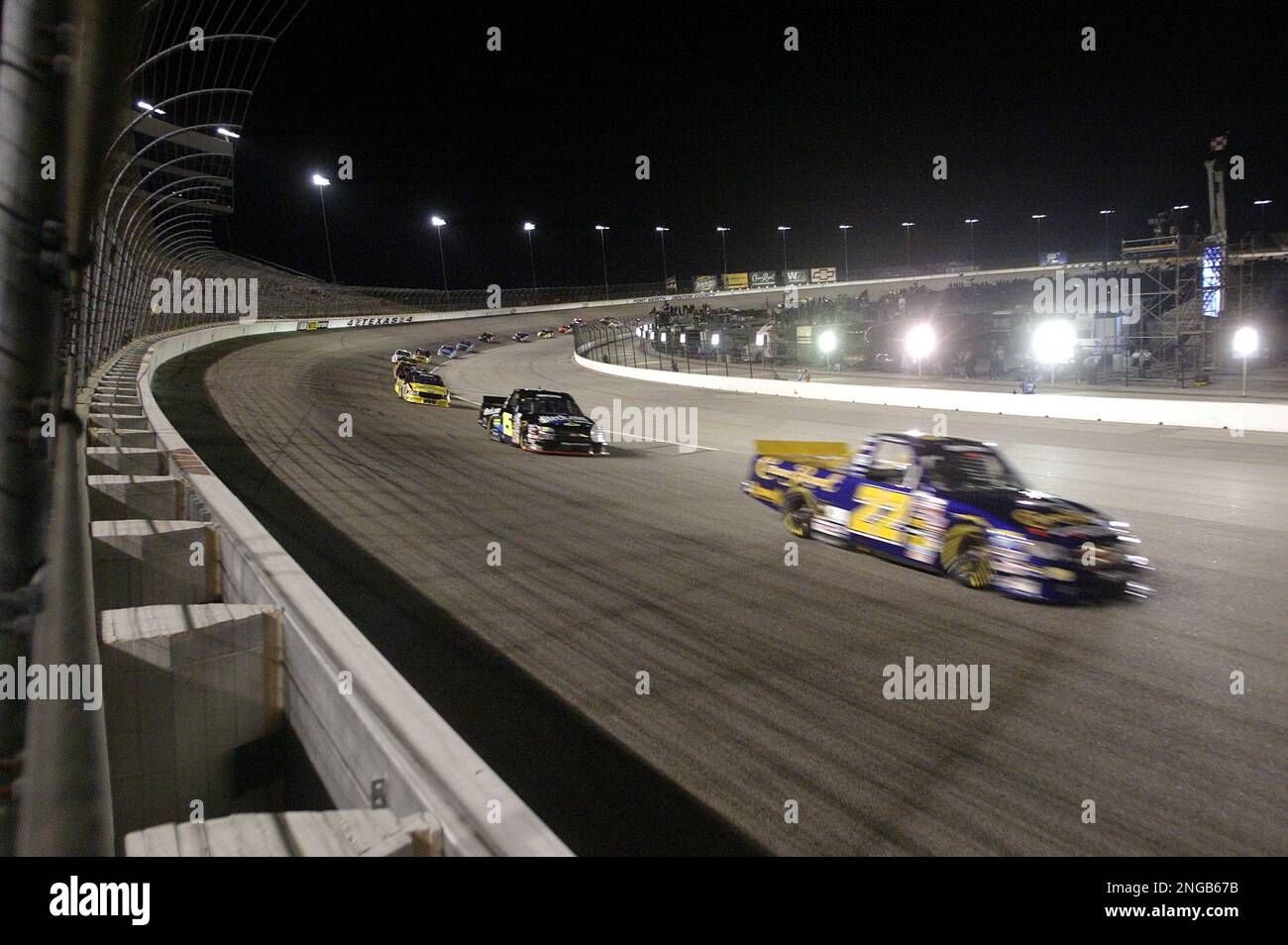 NASCAR Craftsman truck series driver Bill Lester (22) leads a group of ...