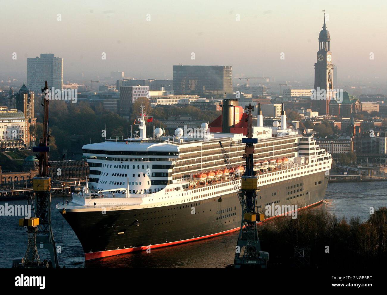 The world's largest passenger cruise liner "Queen Mary 2" enters the ...