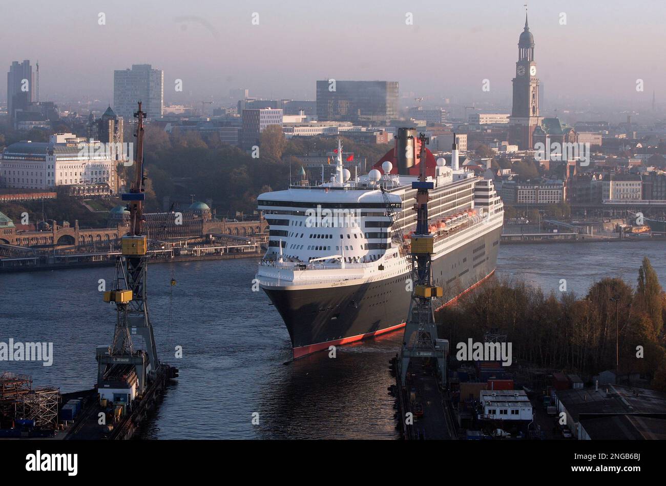 The world's largest passenger cruise liner "Queen Mary 2" enters the ...