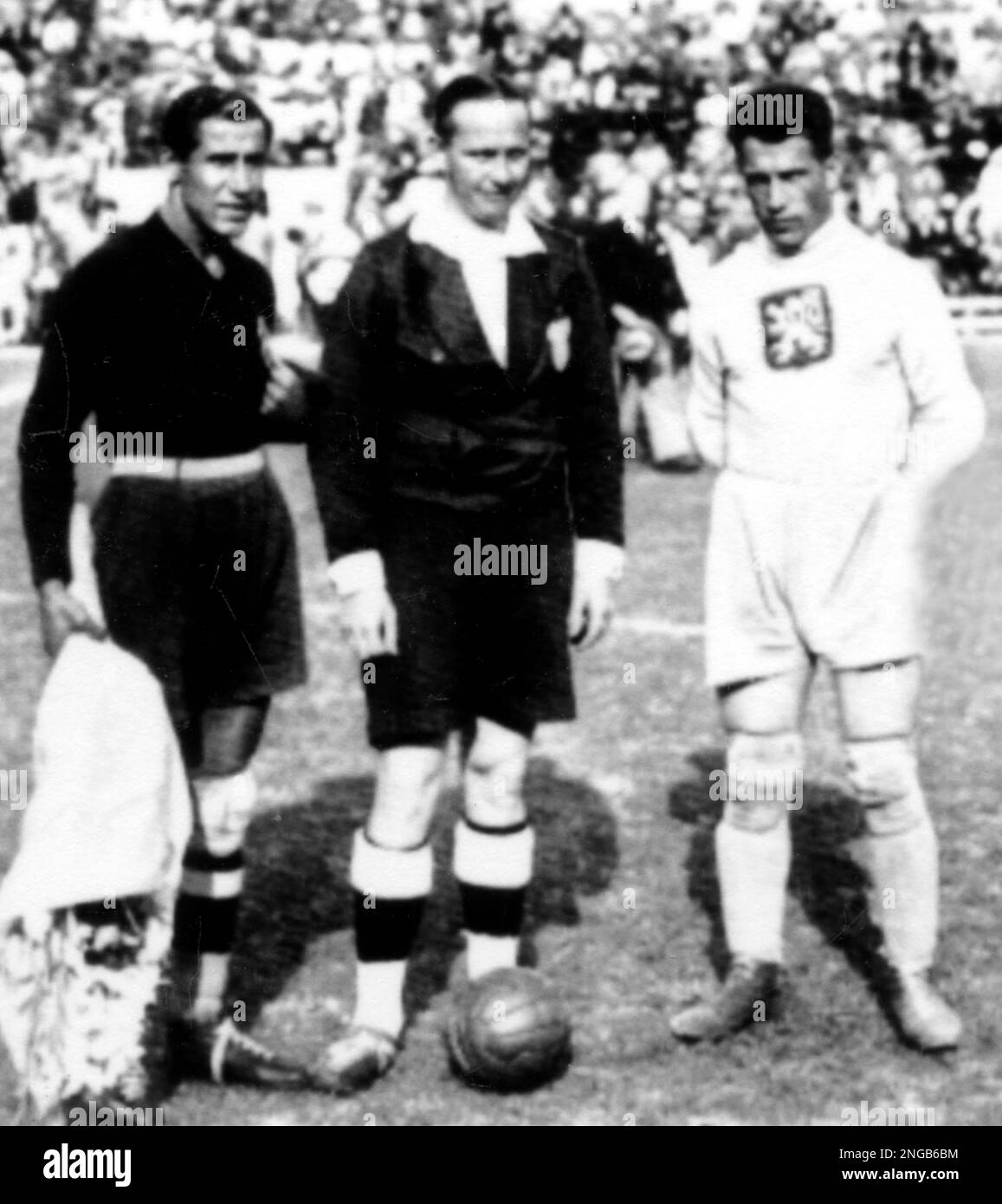 Italian goalie and captain Gianpiero Combi, left, poses with referee ...