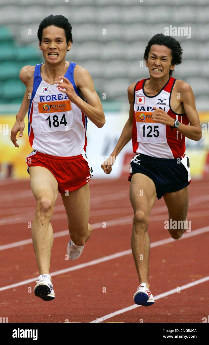 Yuki Nakamura of Japan, right, and Lee Duhaeng of South Korea compete ...
