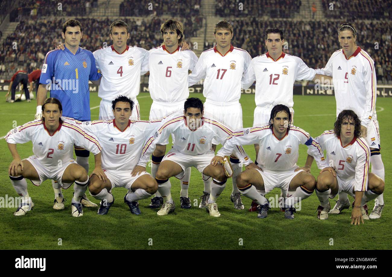 Spain's line up pose for a team photo prior to their Group 7 World Cup ...