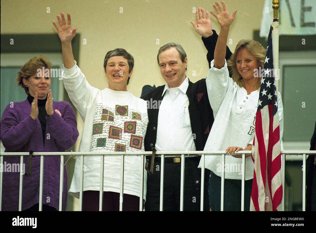 Freed hostage Thomas Sutherland waves along with his family from a ...