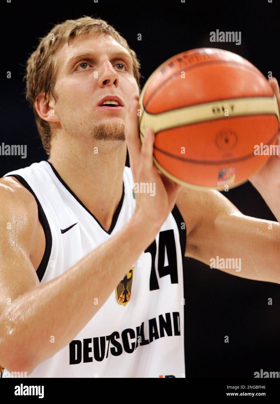 Dirk Nowitzki, wirft am Sonntag, 11. September 2005 in Hamburg im ...
