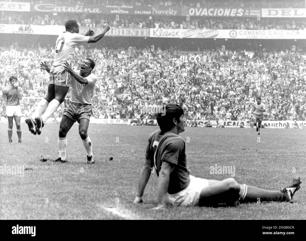 Brazil's Pele (Arantes Do Nascimento Edson), number 10, jumps for joy ...