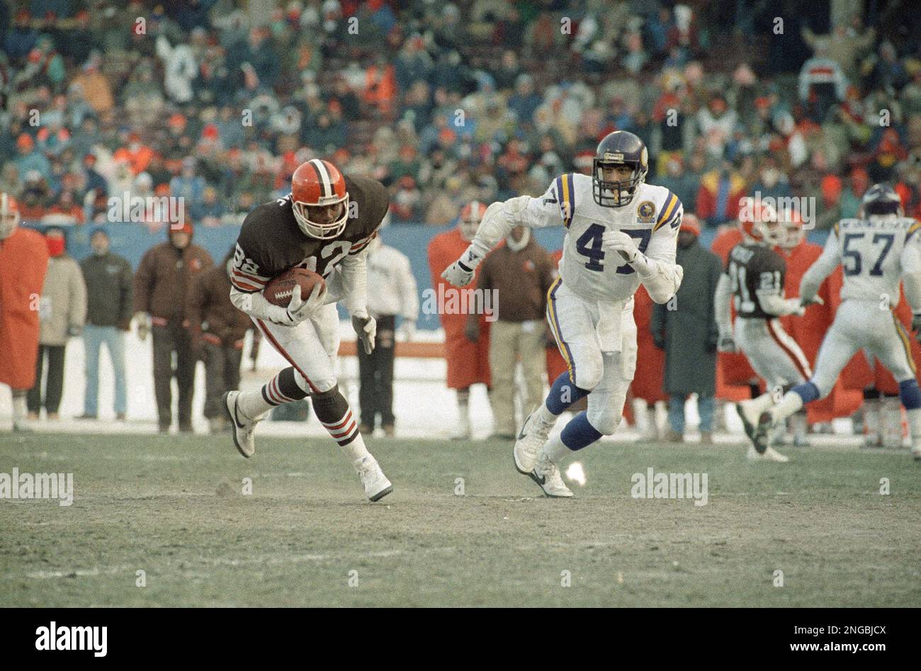 Cleveland Browns tight end Ozzie Newsome (82) runs past Minnesota ...