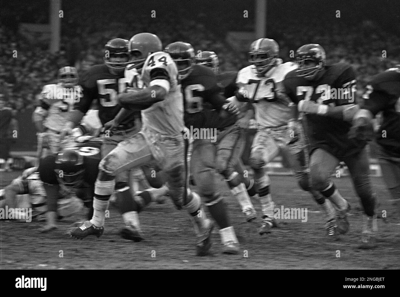 Leroy Kelly of the Cleveland Browns speeds through a crowd of ...