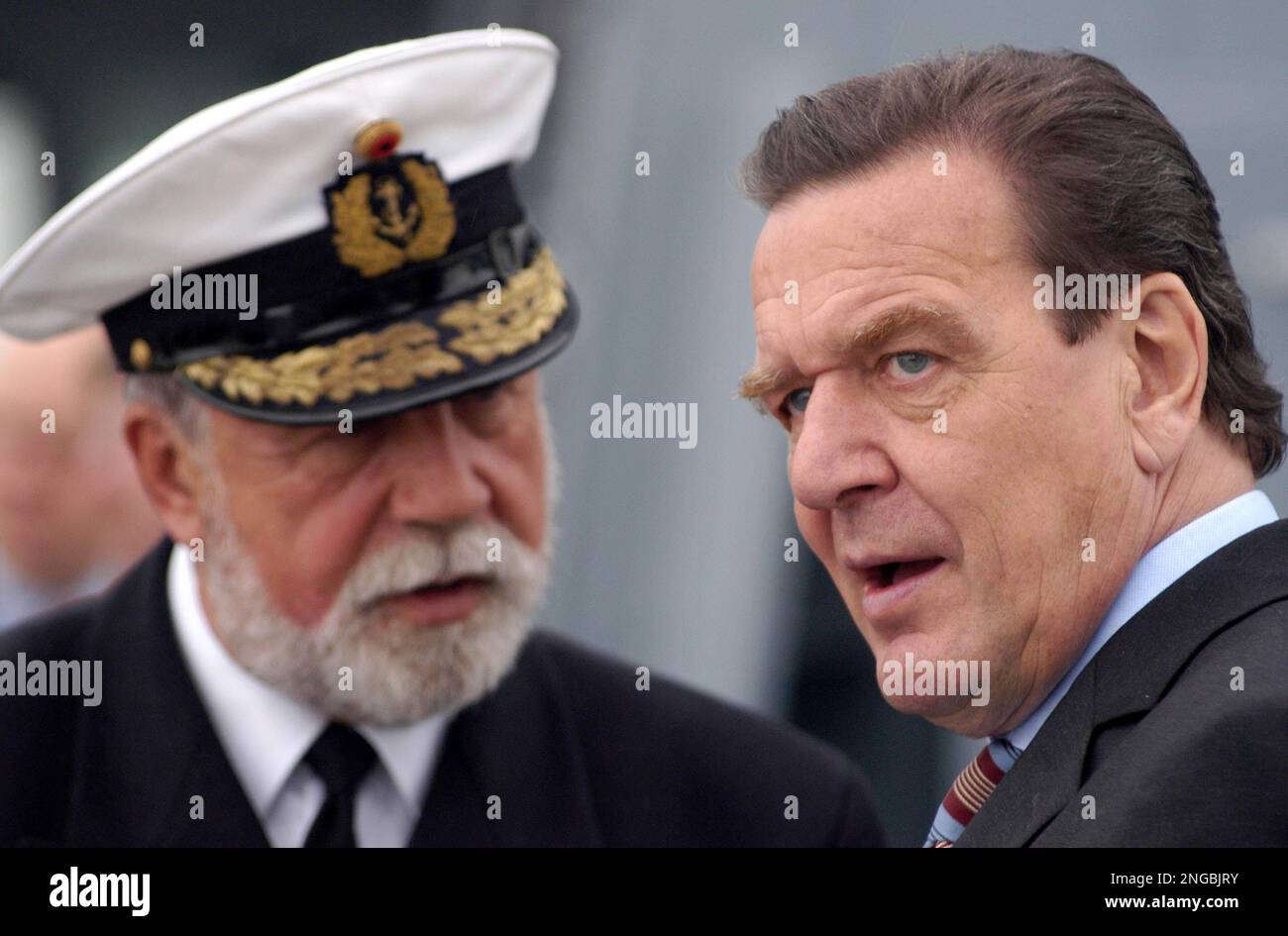 Bundeskanzler Gerhard Schroeder (SPD), rechts, unterhaelt sich mit dem ...
