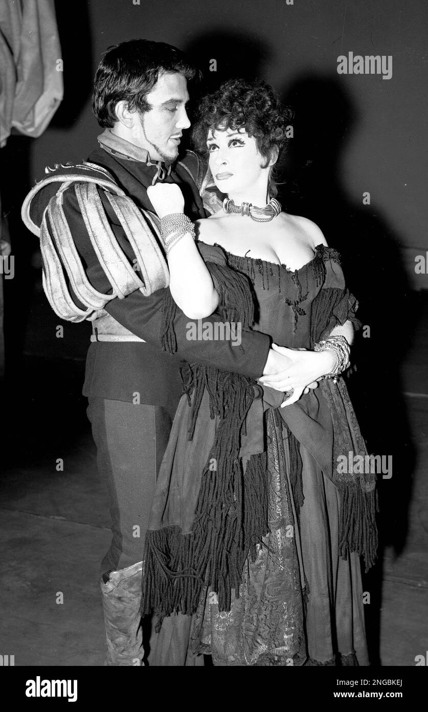 British actor Albert Finney plays Cassio with Australian actress Zoe ...