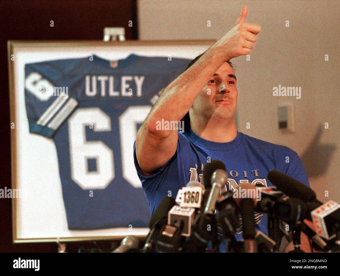 Former Detroit Lions guard Mike Utley gives the thumbs-up after ...