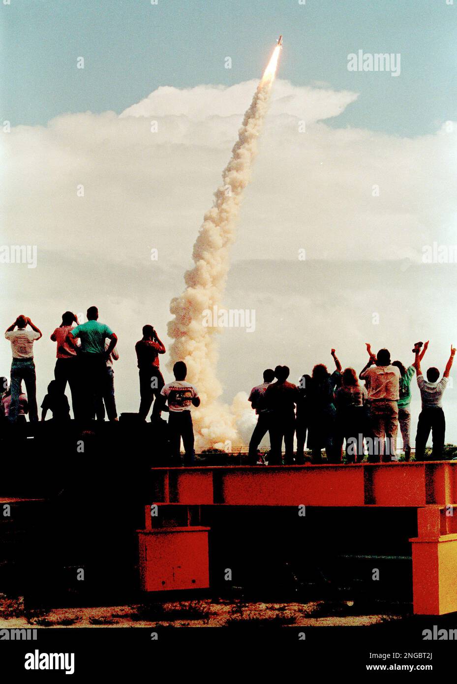 NASA employees on the roof of the Vehicle Assembly Building of the ...