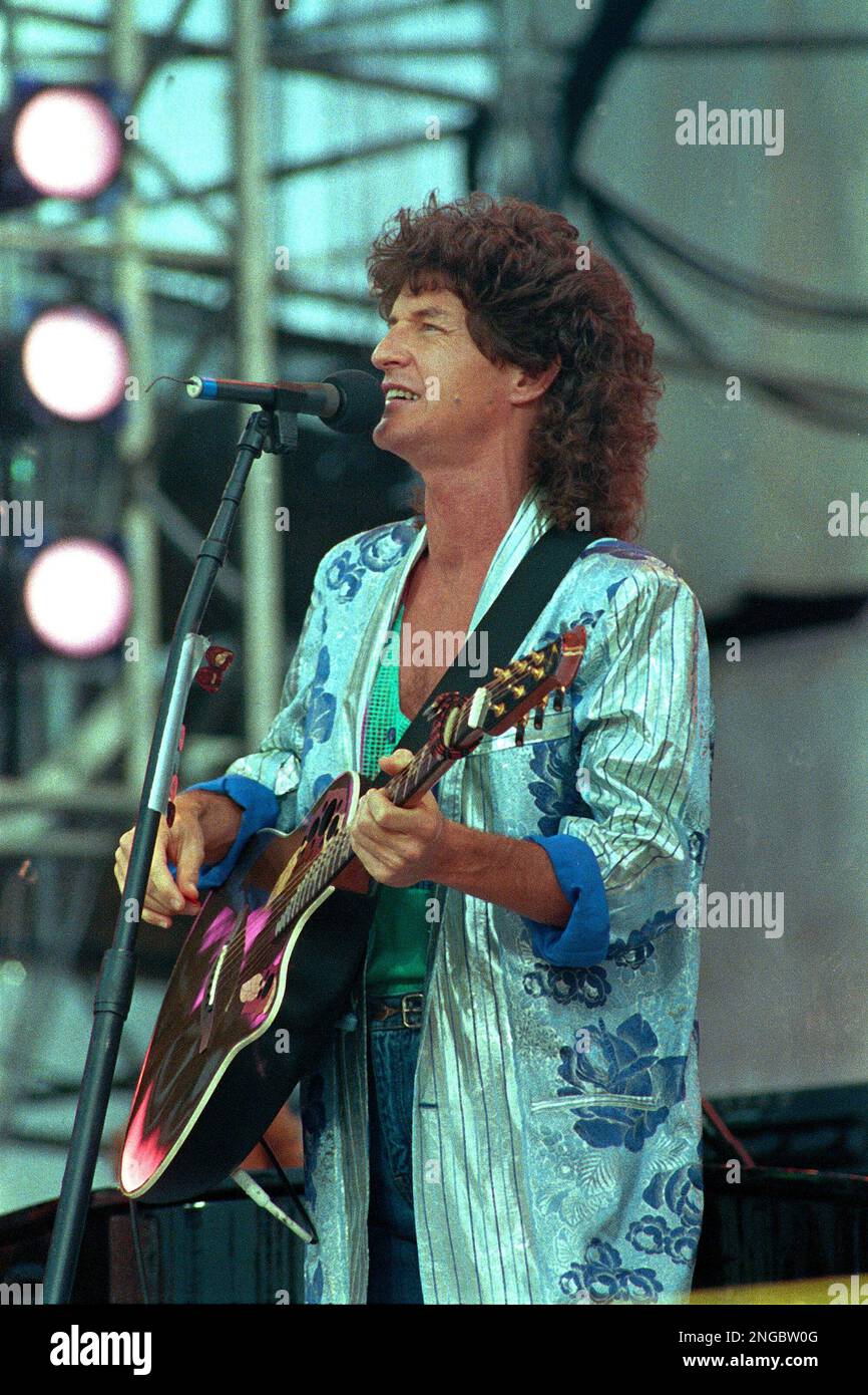 Lead singer Kevin Cronin of REO Speedwagon performs at JFK Stadium in ...