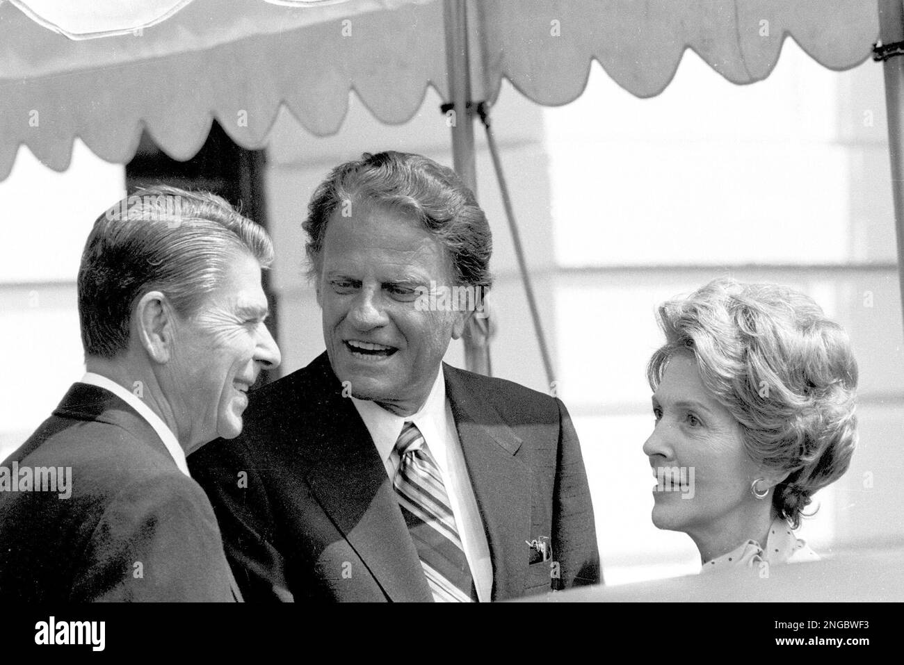 The Reverend Billy Graham, center, talks with President Ronald Reagan ...