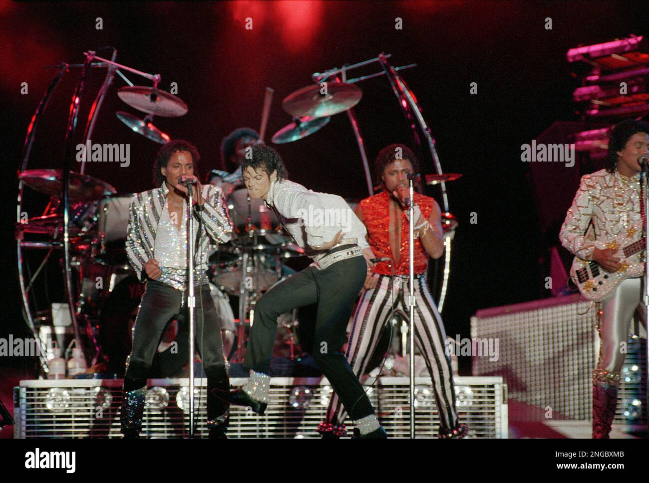 Michael Jackson, center, dances Friday night, Nov. 30, 1984, during the ...