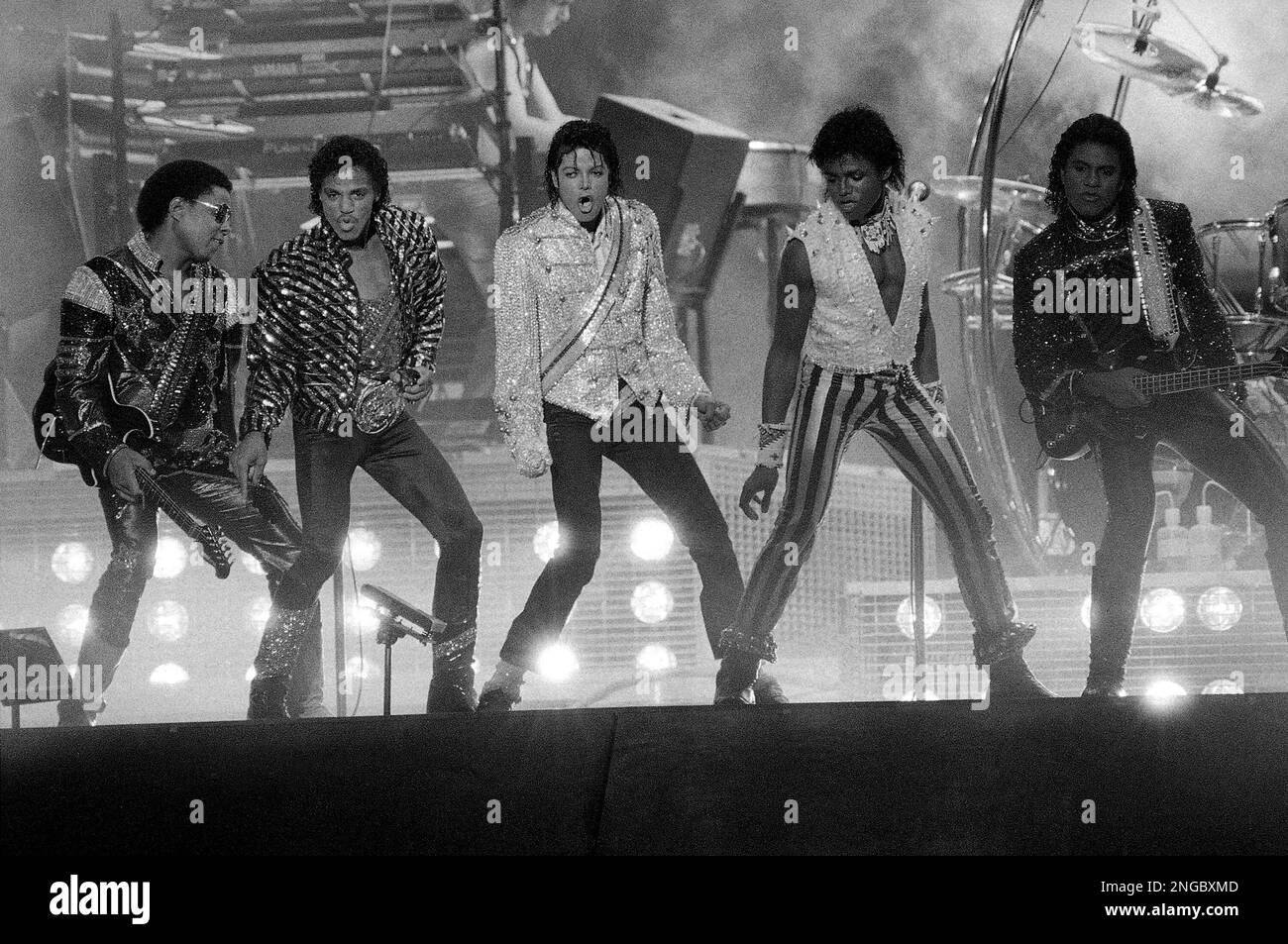 Michael Jackson takes center stage with his brothers at Chicago's ...