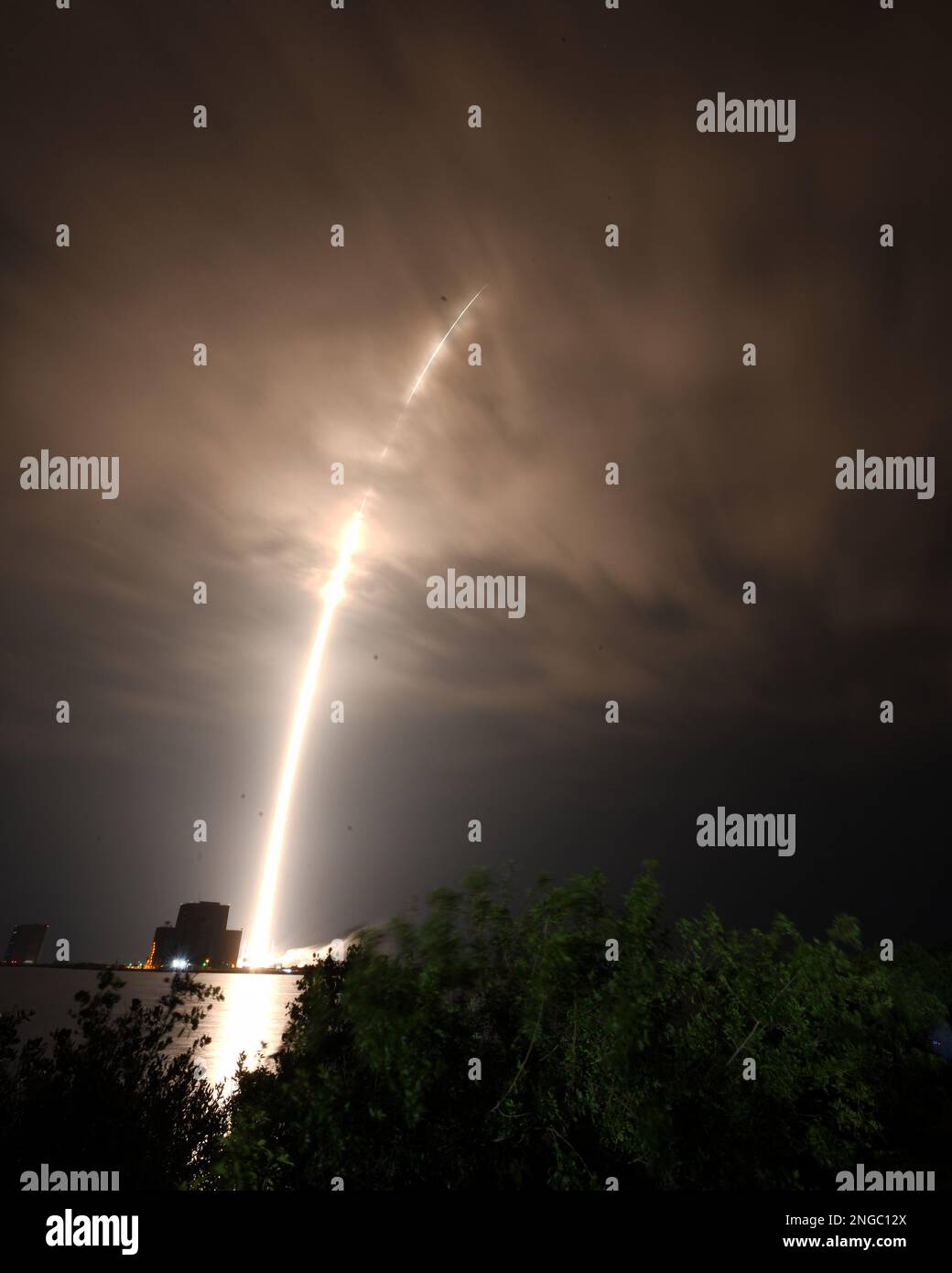 TIMED EXPOSURE OF A SpaceX Falcon 9 rocket as it launches the Inmarsat ...