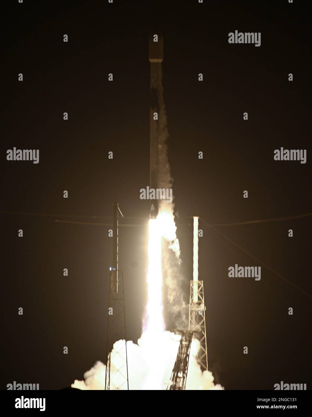 A SpaceX Falcon 9 rocket launches the Inmarsat 6 F2-Communications ...