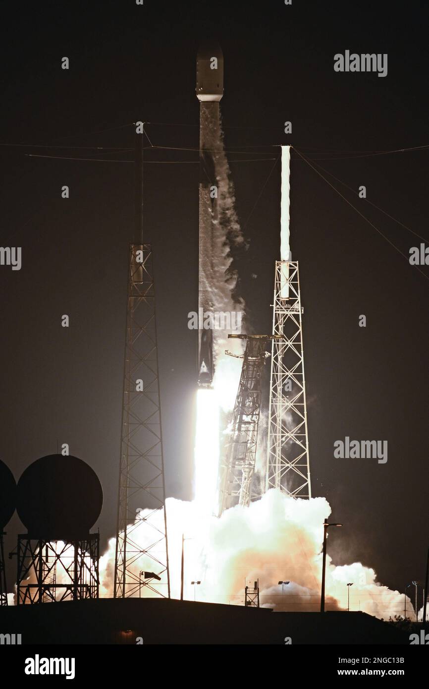 A SpaceX Falcon 9 rocket launches the Inmarsat 6 F2-Communications ...