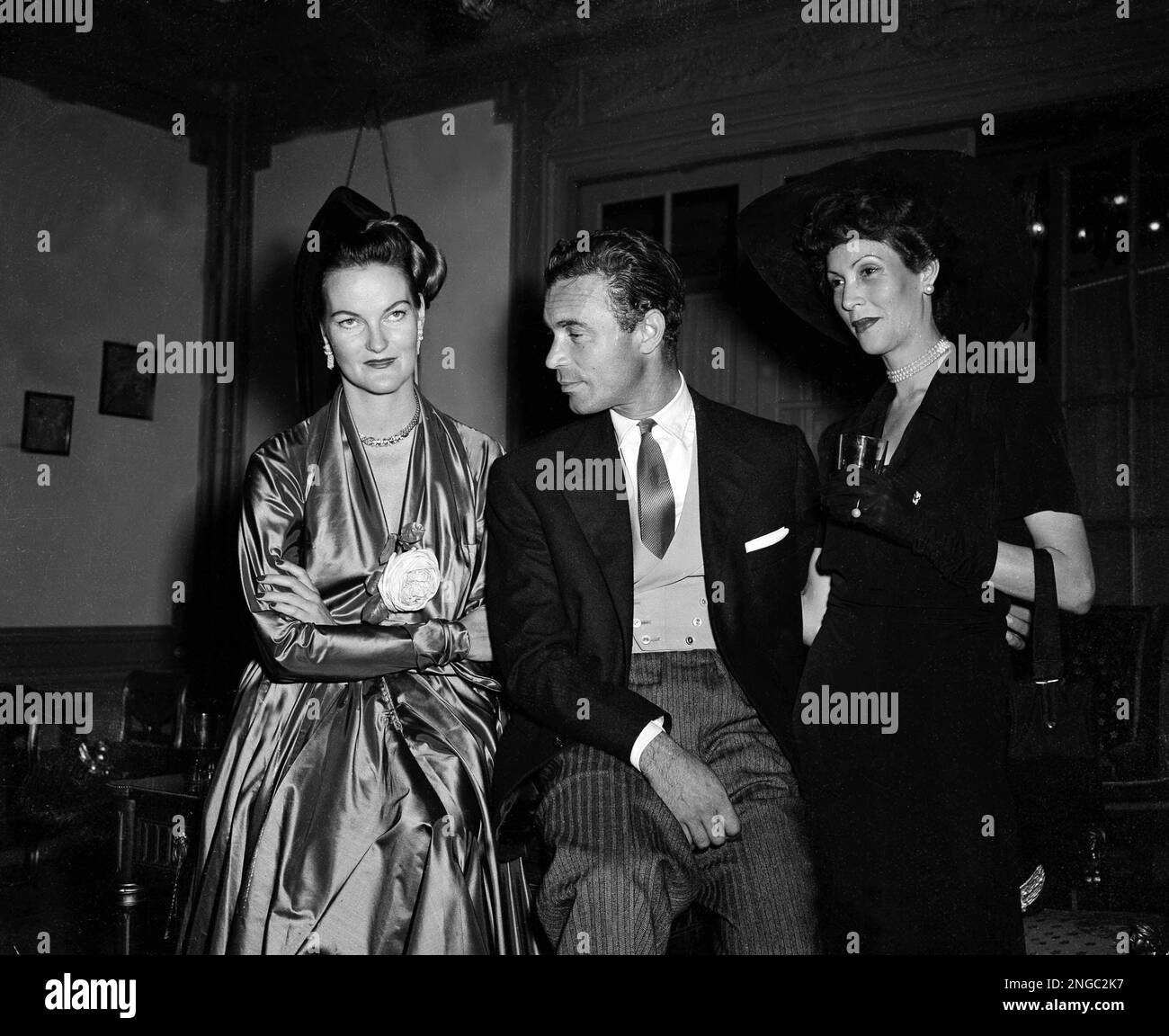 American tobacco heiress Doris Duke, left, and her husband-to-be ...