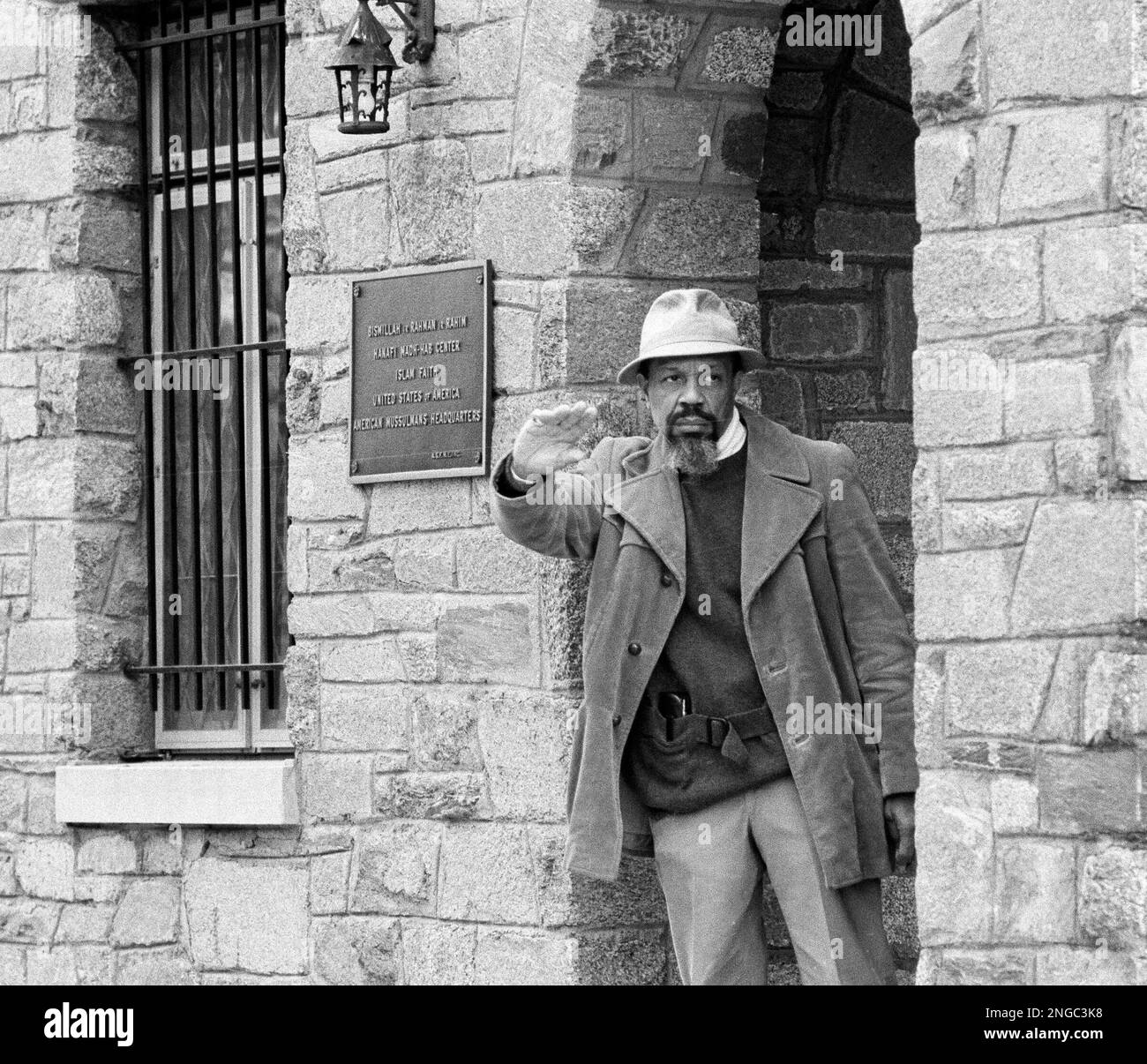 Hanafi Muslim leader Hamaas Abdul Khaalis waves after he enters the ...