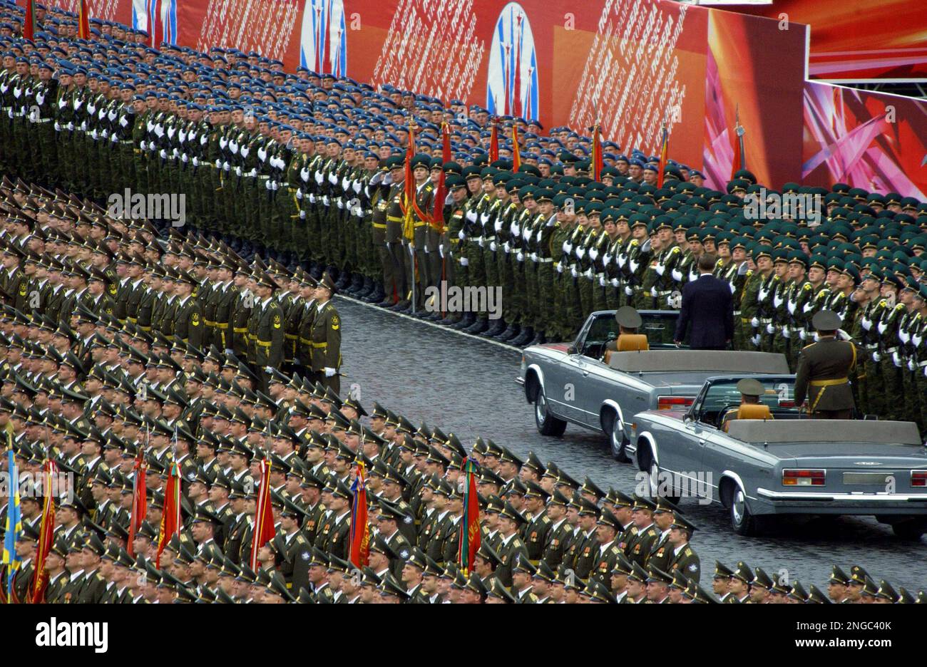 Russian soldiers stand at the Red Square Moscow on Monday, May 9, 2005 ...