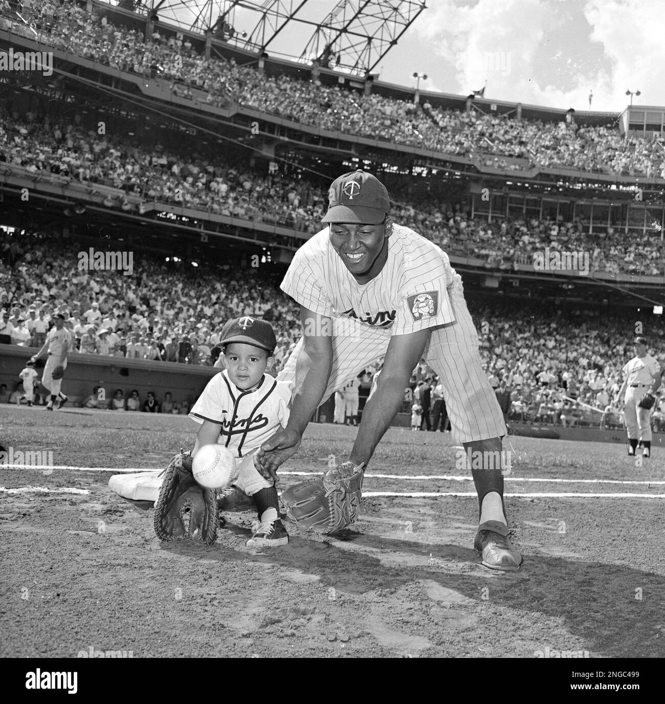 Minnesota Twins first baseman Vic Power and his 3 year old son Eddie ...