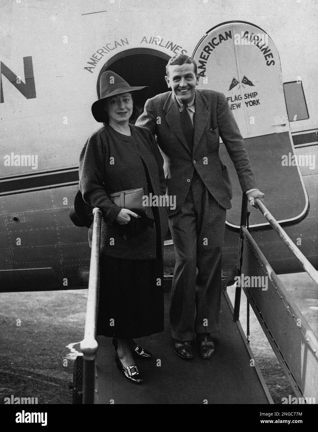 Writer Dorothy Parker and her husband, writer Alan Campbell, pose ...