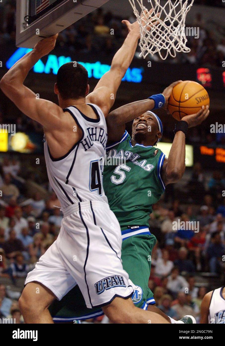 Dallas Mavericks' Josh Howard, right, shoots in the final seconds ...